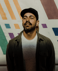 Encino Courtyard se Eleva con dos Murales de Teddy Kelly