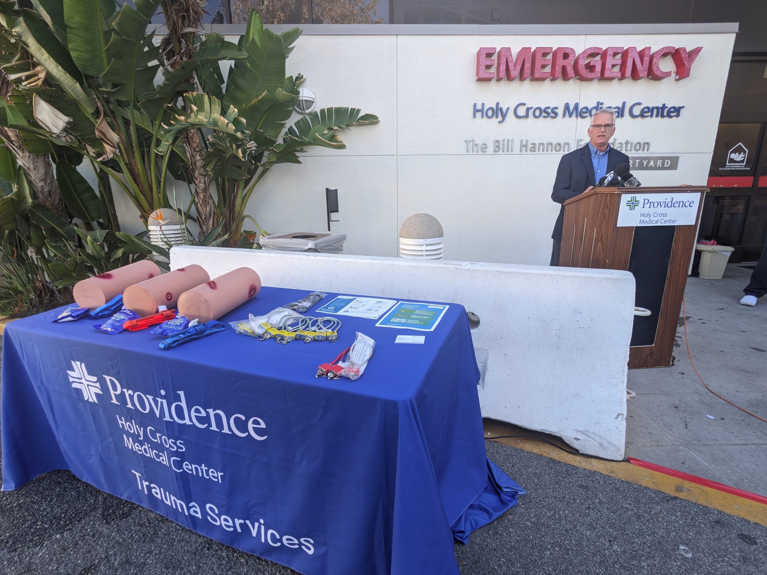 Providence Holy Cross Regala Candados para Armas a Empleados y ...
