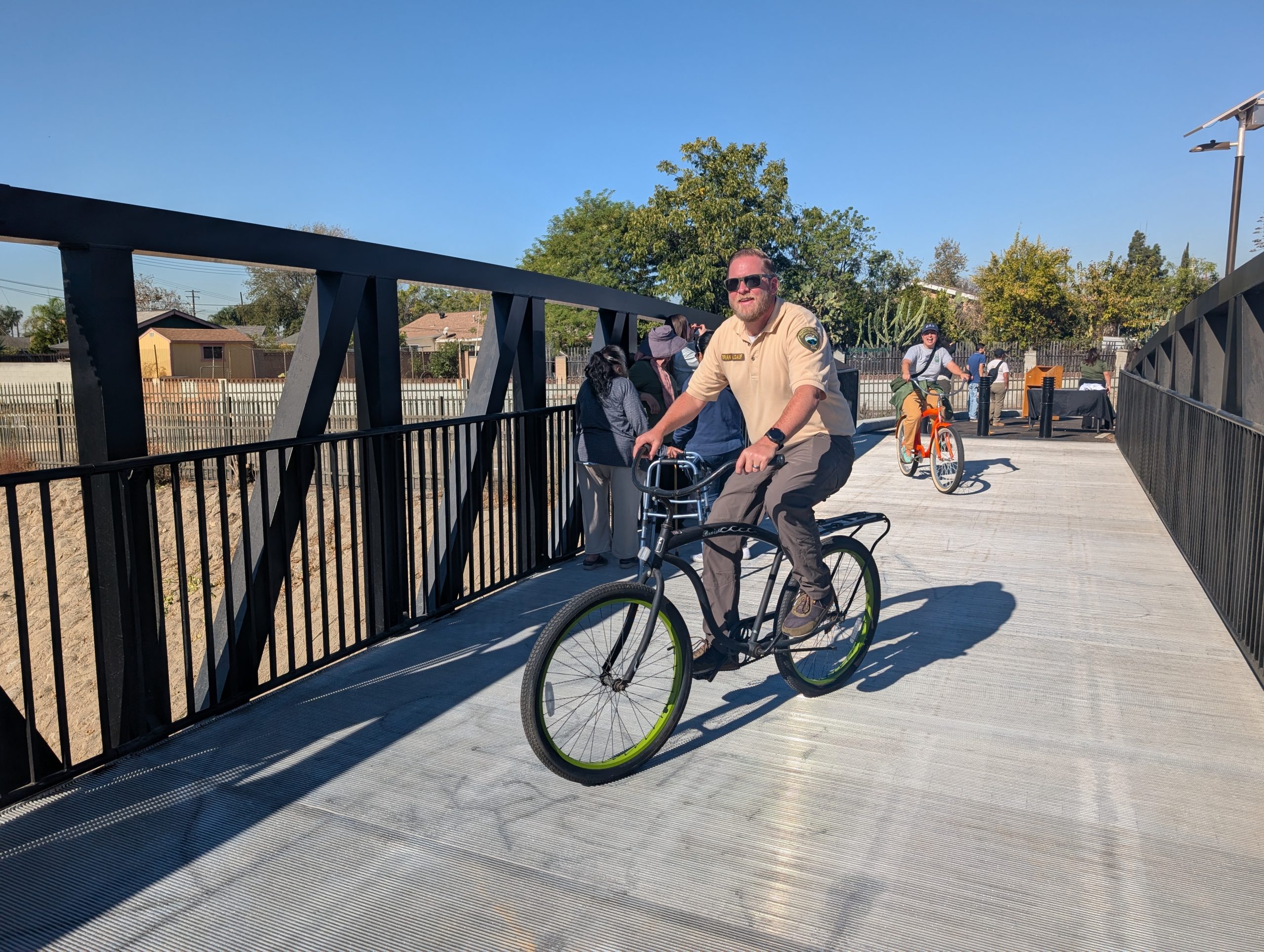 Revelan Puente Peatonal Sobre el Arroyo Pacoima en Cindy Montañez ...