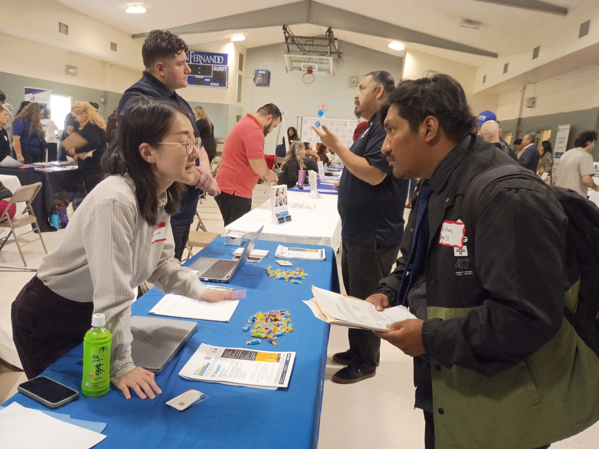 La Feria de Empleo de San Fernando Atrae a Cientos de Personas del ...