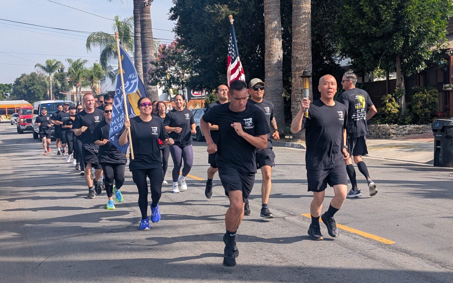 Atleta de Olimpiadas Especiales y SFPD Llevan la Antorcha en la Carrera ...